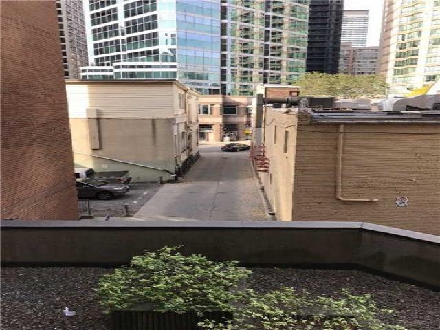 320 - 633 Bay St, Toronto | Sold, C3958071 | Condos.ca
