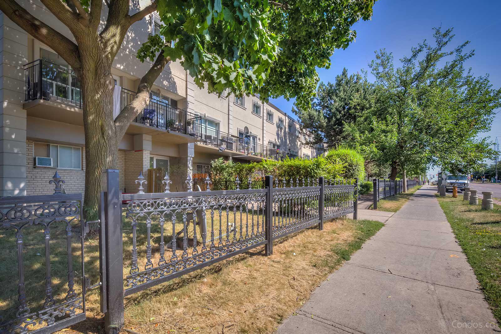 5877 Bathurst St | Condos.ca