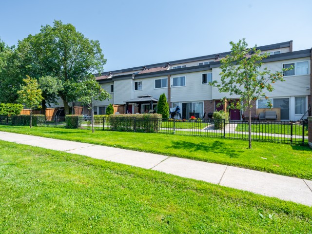 118 - 244 Milestone Crescent, Aurora | For Sale @ $530,000 | Condos.ca