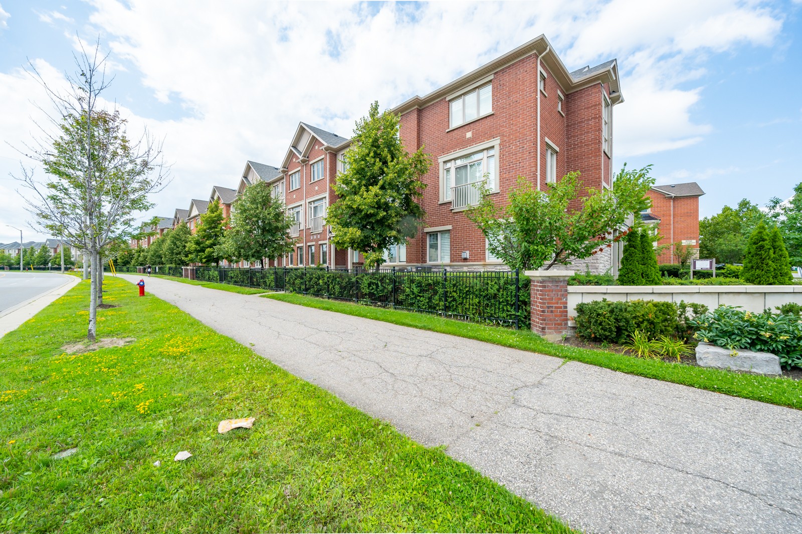3215 Thomas St | 1 Townhouse for Sale | Condos.ca