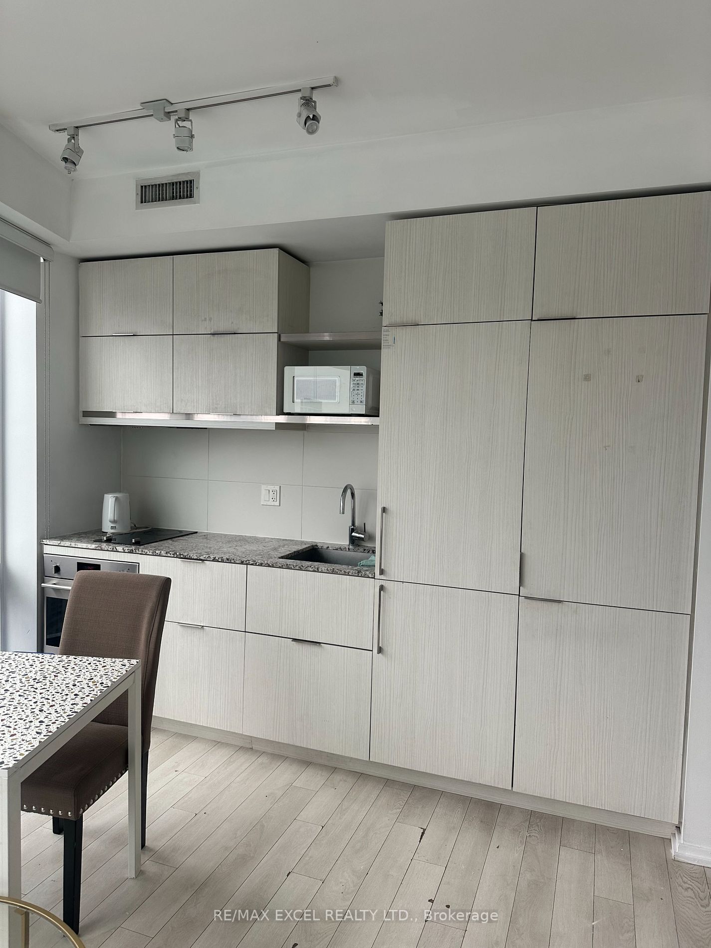 3212 - 197 Yonge St, Toronto | For Rent @ $2,100 | Condos.ca