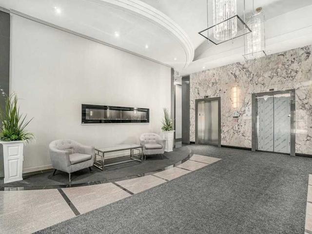 555 Yonge St, Toronto, ON | MrLOFT.ca