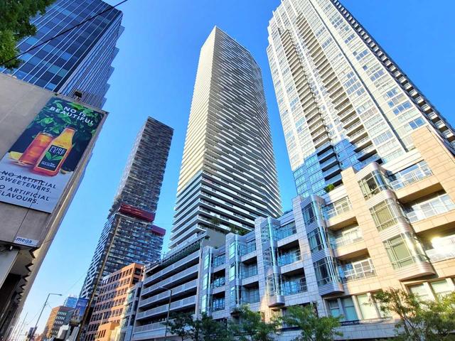 2221 Yonge St | 7 Condos for Sale & 15 Condos for Rent | Condos.ca