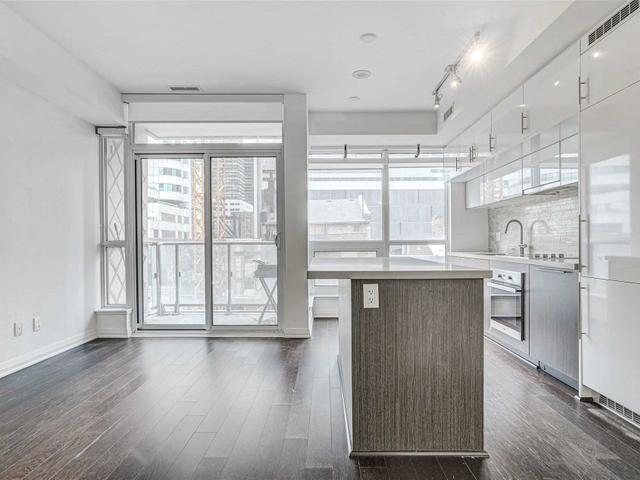 317 - 8 Mercer St, Toronto | Sold, C5979767 | Condos.ca
