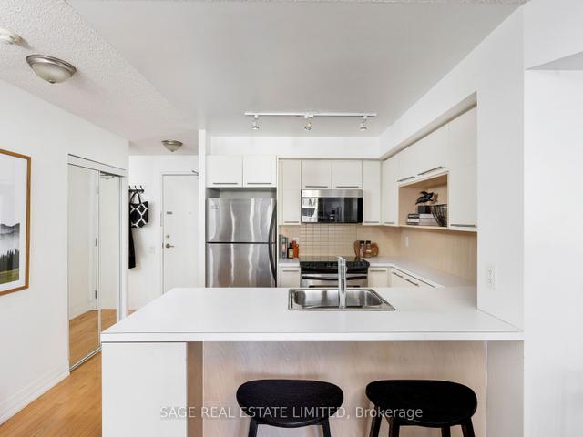 25 Carlton St | Encore Condos | 10 Condos for Sale & 8 Condos for Rent ...