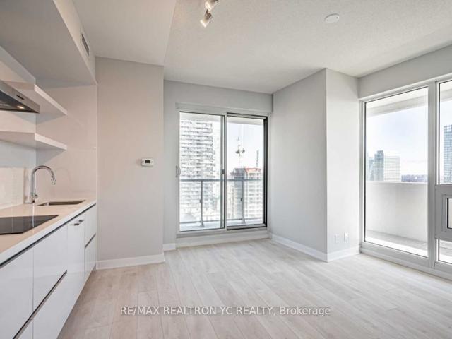 2221 Yonge St | 10 Condos for Sale & 7 Condos for Rent | Condos.ca