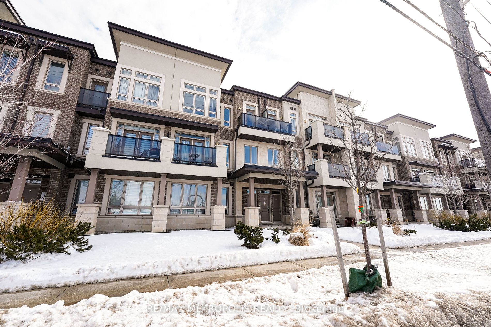 6 - 9621 Jane St, Maple | For Sale @ $859,000 | Condos.ca
