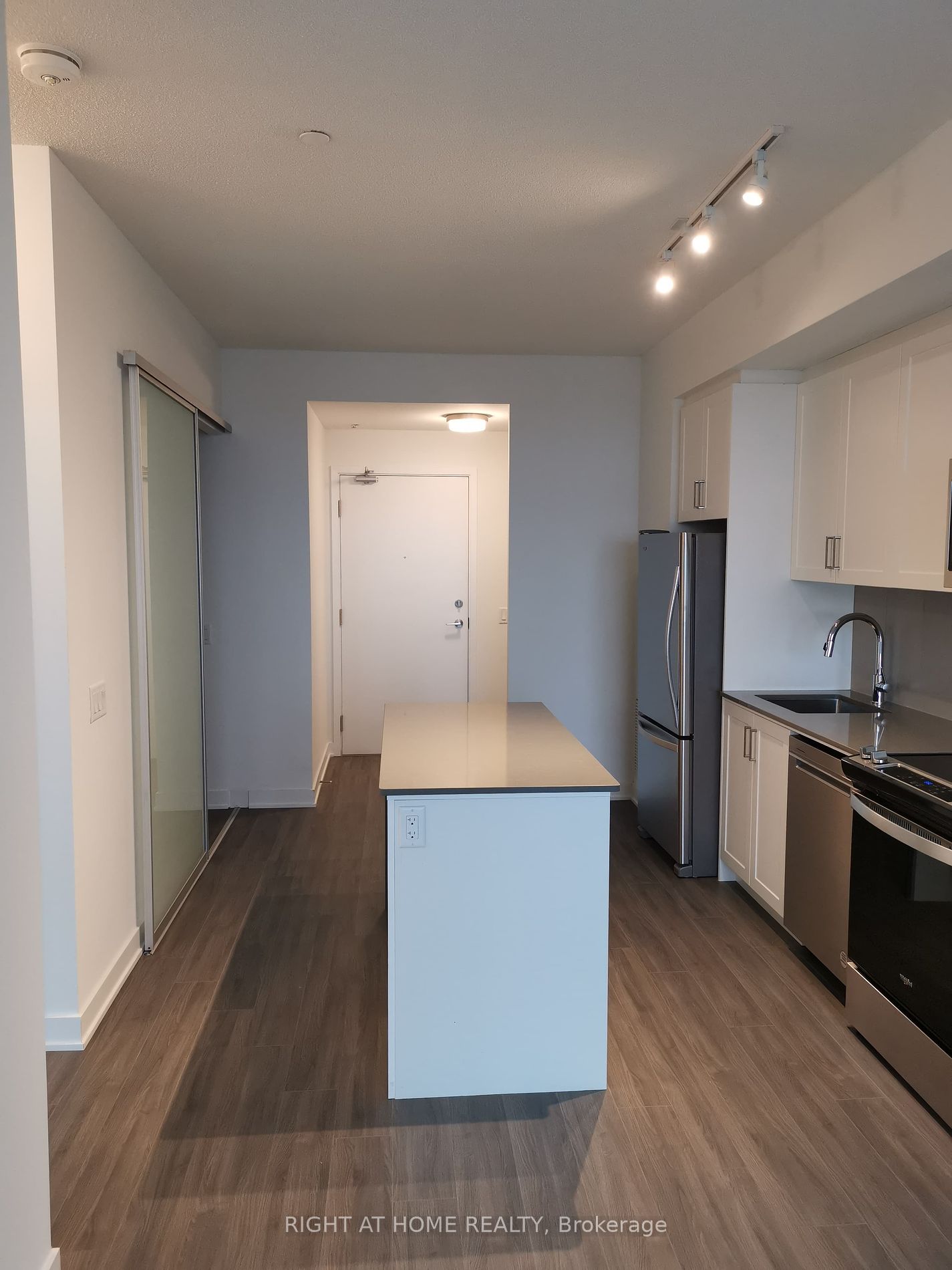 612 - 681 YONGE St E, Barrie | For Rent @ $2,200 | Condos.ca