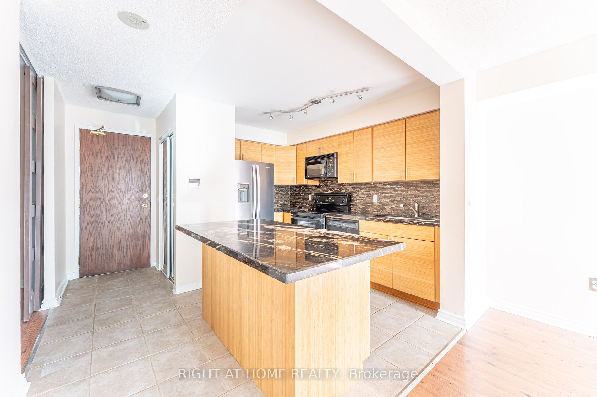 609 - 17 Michael Power Pl, Etobicoke | For Rent @ $2,500 | Condos.ca