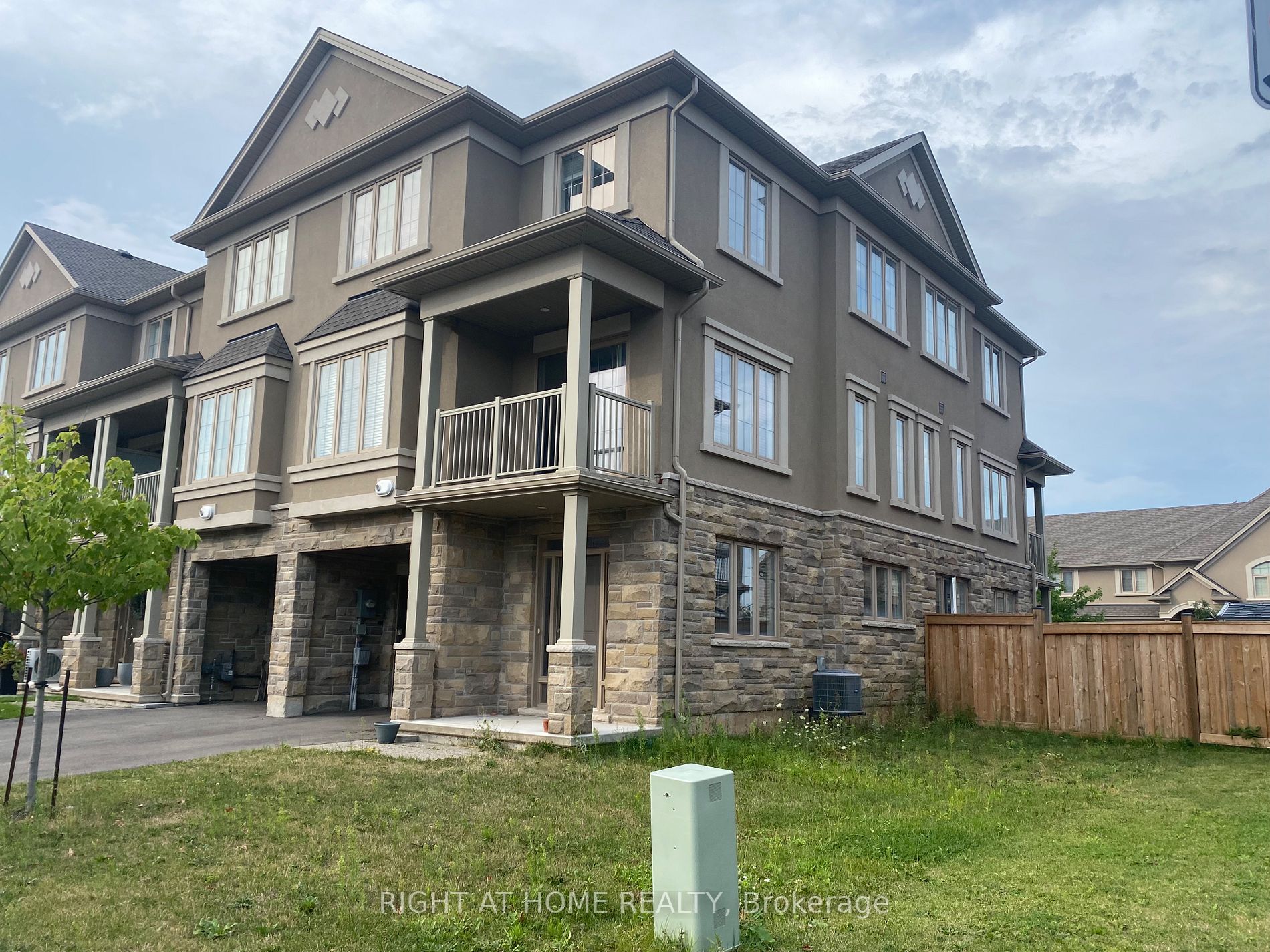 2357 Natasha Circ, Oakville | Leased, W7030504 | Condos.ca