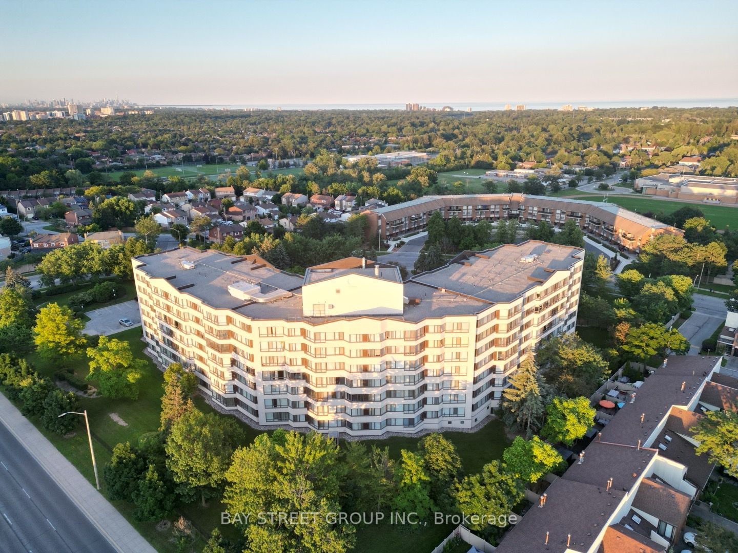 PH703 - 1001 Cedarglen Gate, Mississauga | For Sale @ $649,900 | Condos.ca