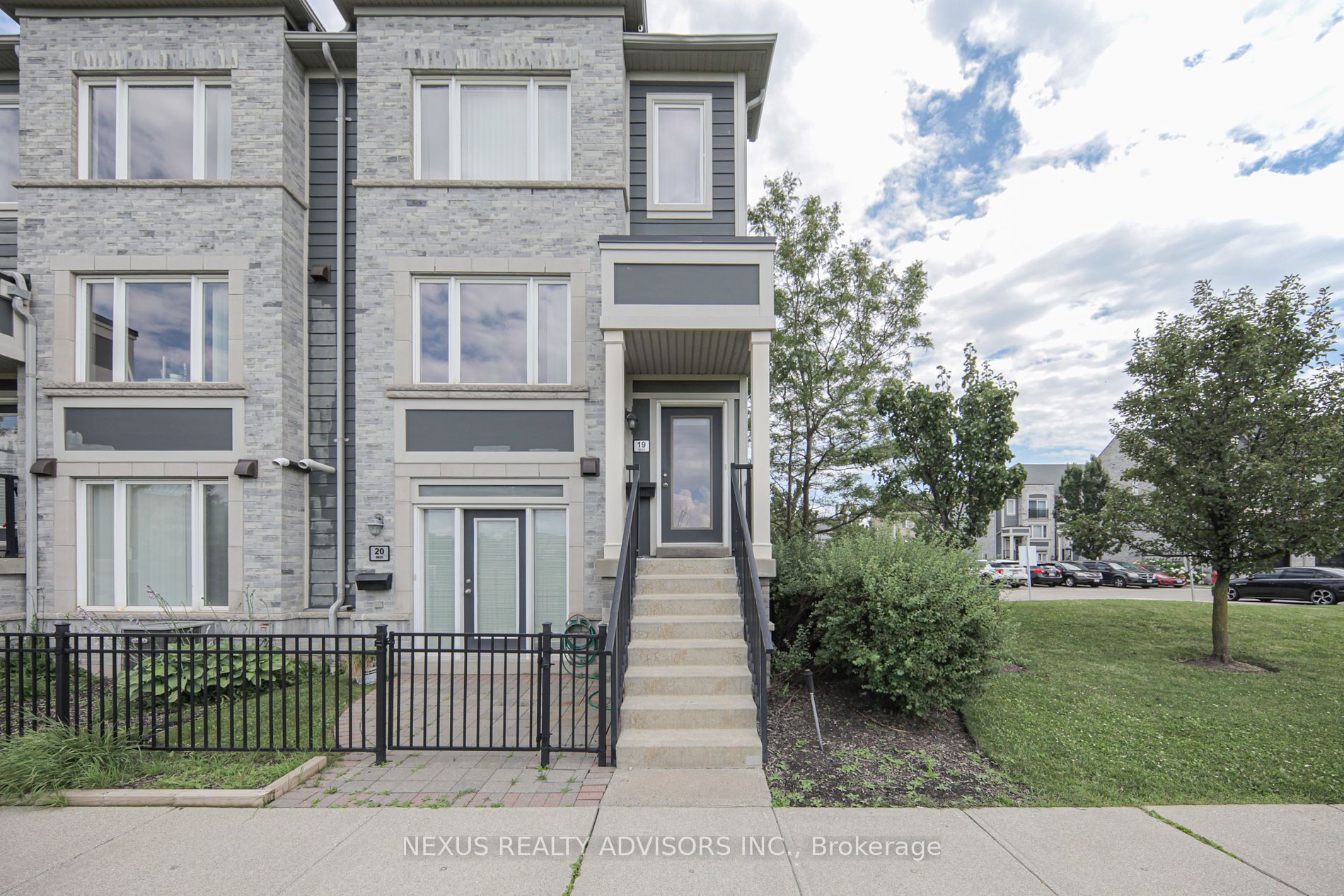 19 - 5035 Oscar Peterson Blvd, Mississauga | For Sale @ $829,900 | Condos.ca