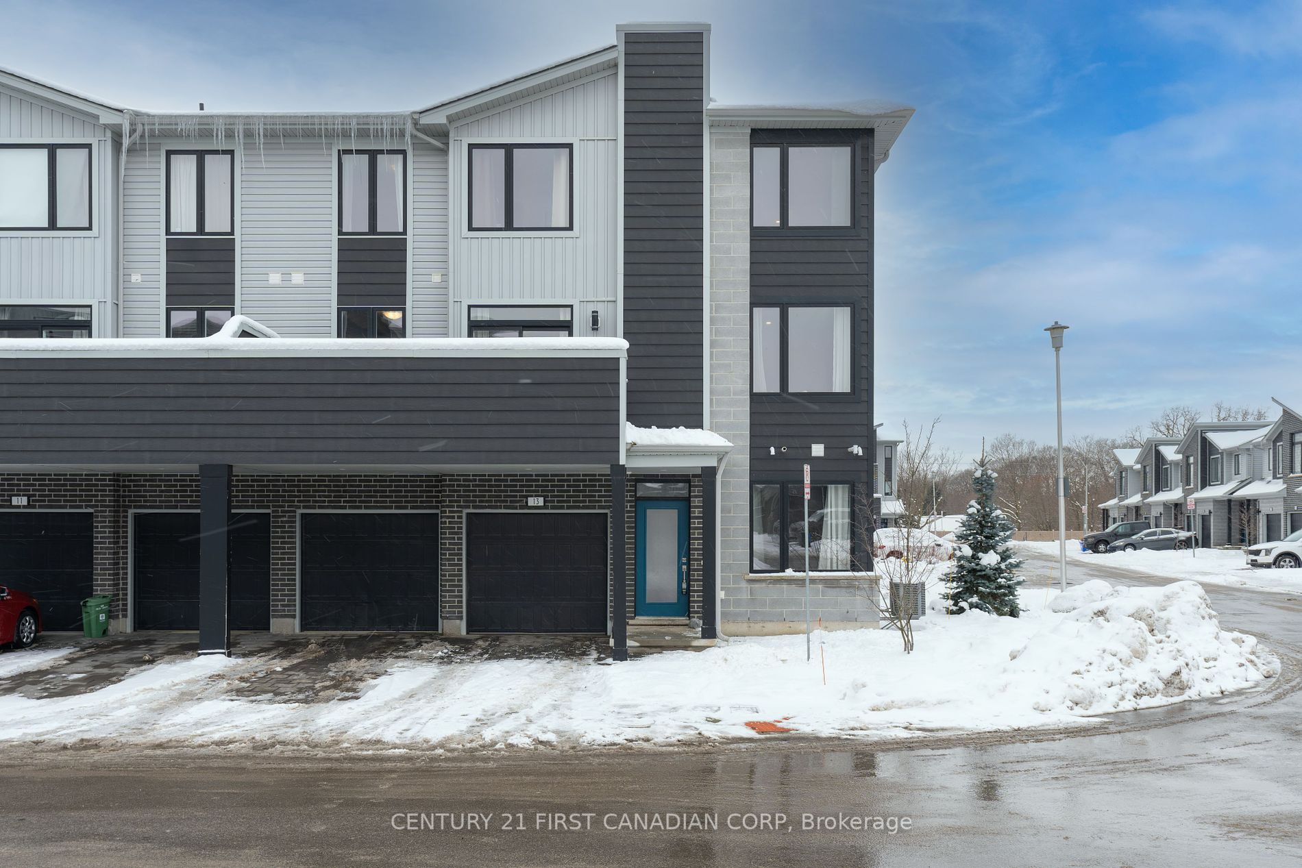 13 - 177 Edgevalley Rd, | Sold, X11967870 | Condos.ca